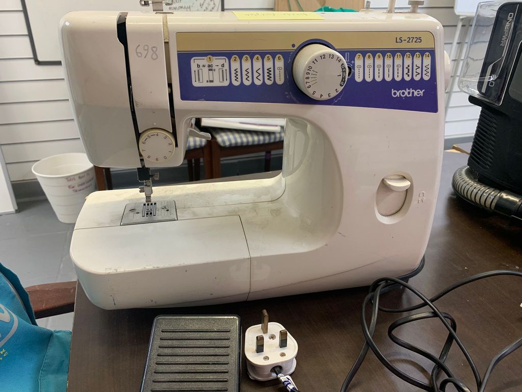 Share Shack: Sewing Machine (698)